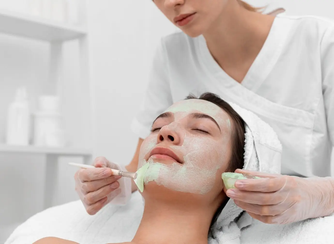 5 Perbedaan Chemical Peeling dan Physical Peeling